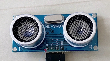 【周末学习】超声波测距传感器是在机器人上一种很常见的传感器。它...