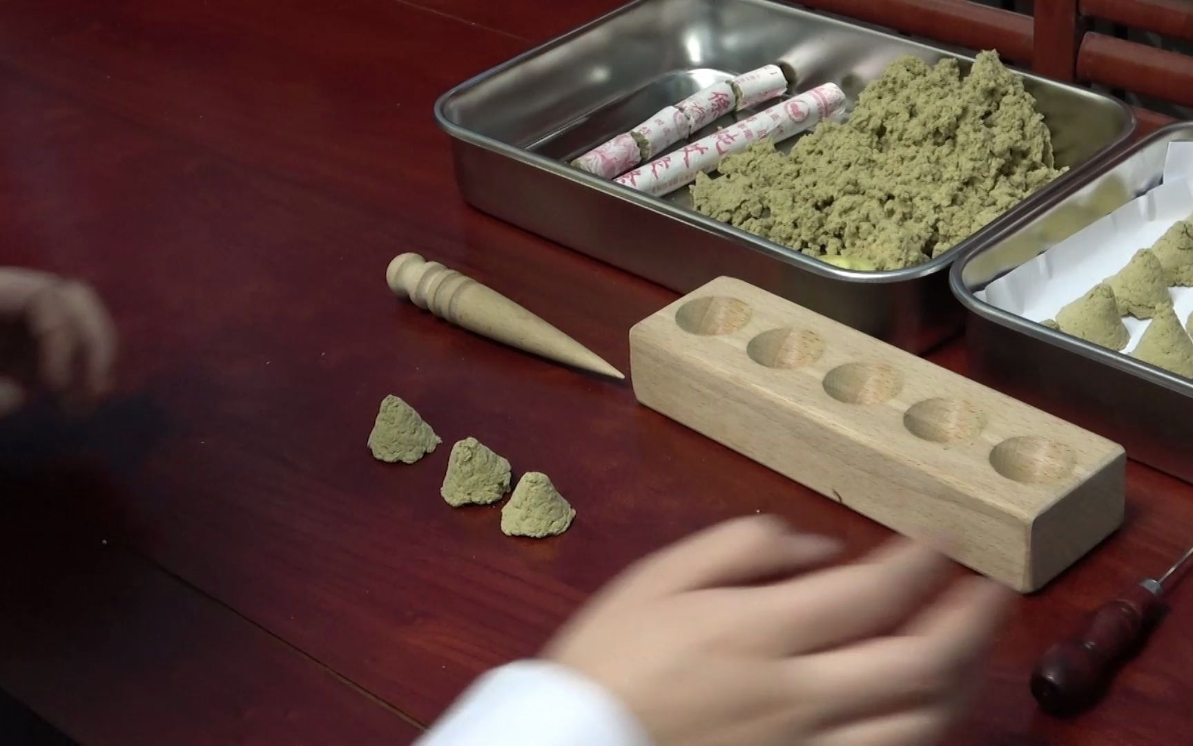 使用艾绒制作艾柱