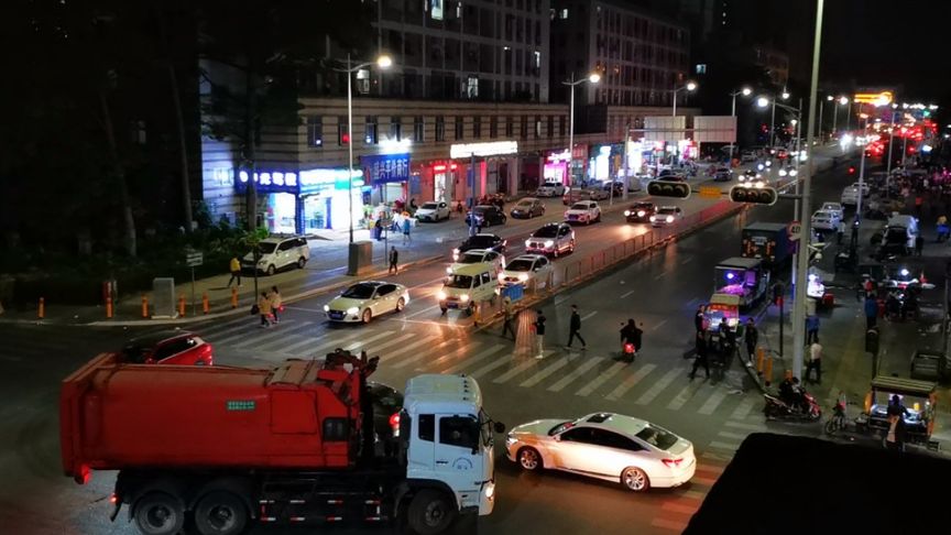 在没有交通信号灯的十字路口看看哪位司机愿意礼让行人?