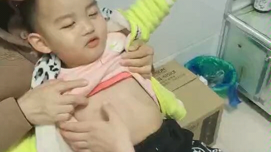 给小孩推拿,调理脾胃功能和咳嗽症状。小孩舒服之后也不哭不闹了.