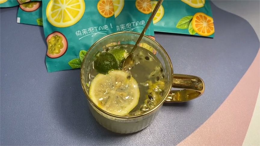 喜欢喝金桔百香果茶,零脂肪不长胖,酸酸甜甜的大人小孩都爱喝