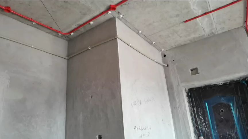 因为(水锤效应),水管不能采用管卡固定在墙面