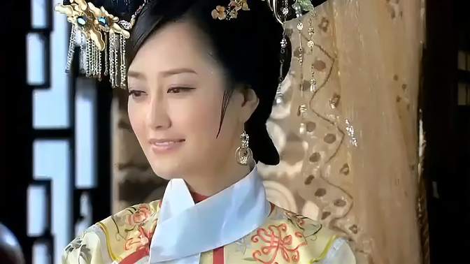 新还珠格格:令妃娘娘给小燕子做衣服,还给紫薇做了一件,太暖心
