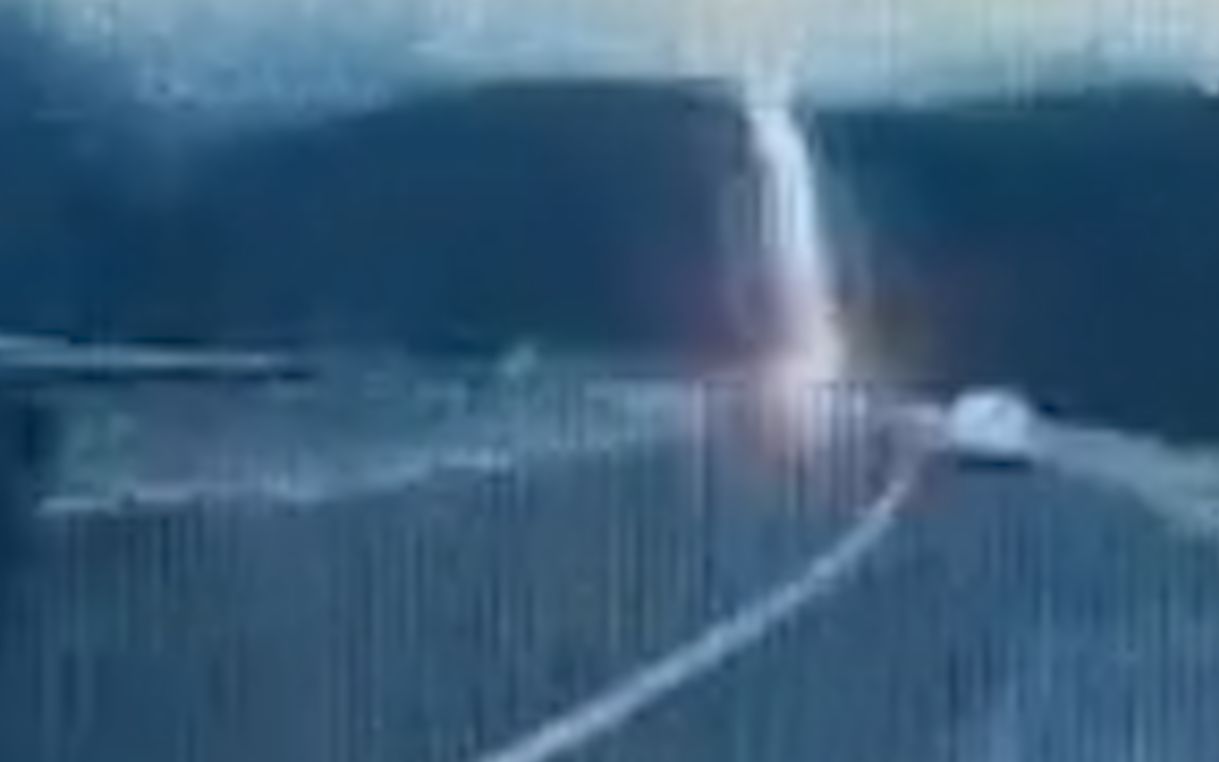 浙江一女子骑车时瞬间被雷击中 直接倒地当场身亡 事发地被砸出坑