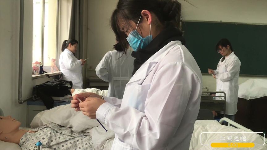 护理系妹子上实训课,每一个步骤都要严格遵循,为将来打基础