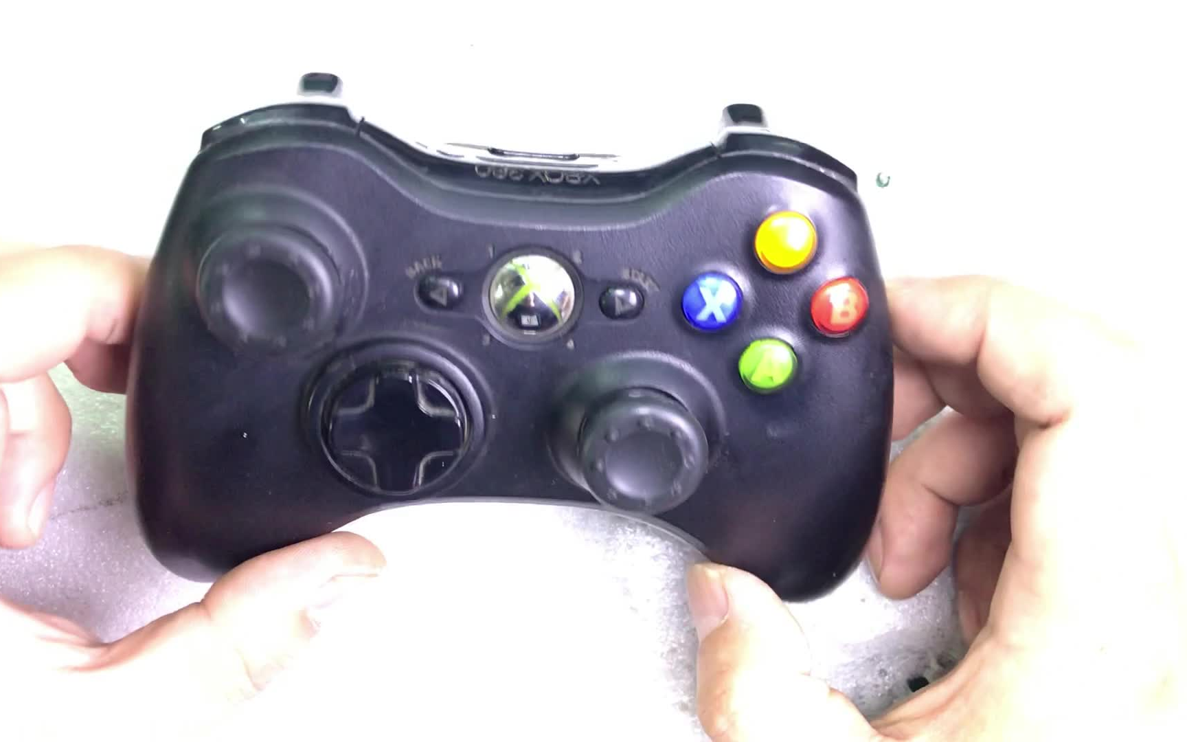 看一下XBOX游戏手柄的拆解视频