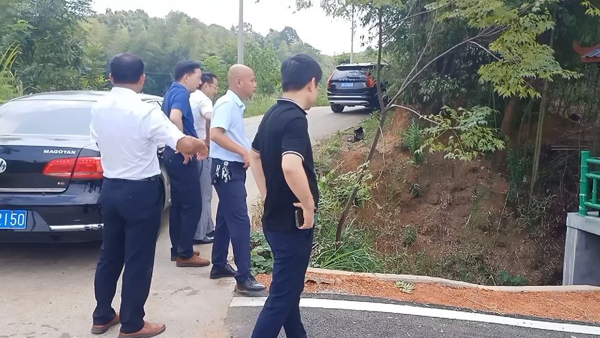 株洲市审计局领导刘方一行来官塘村指导乡村振兴工作