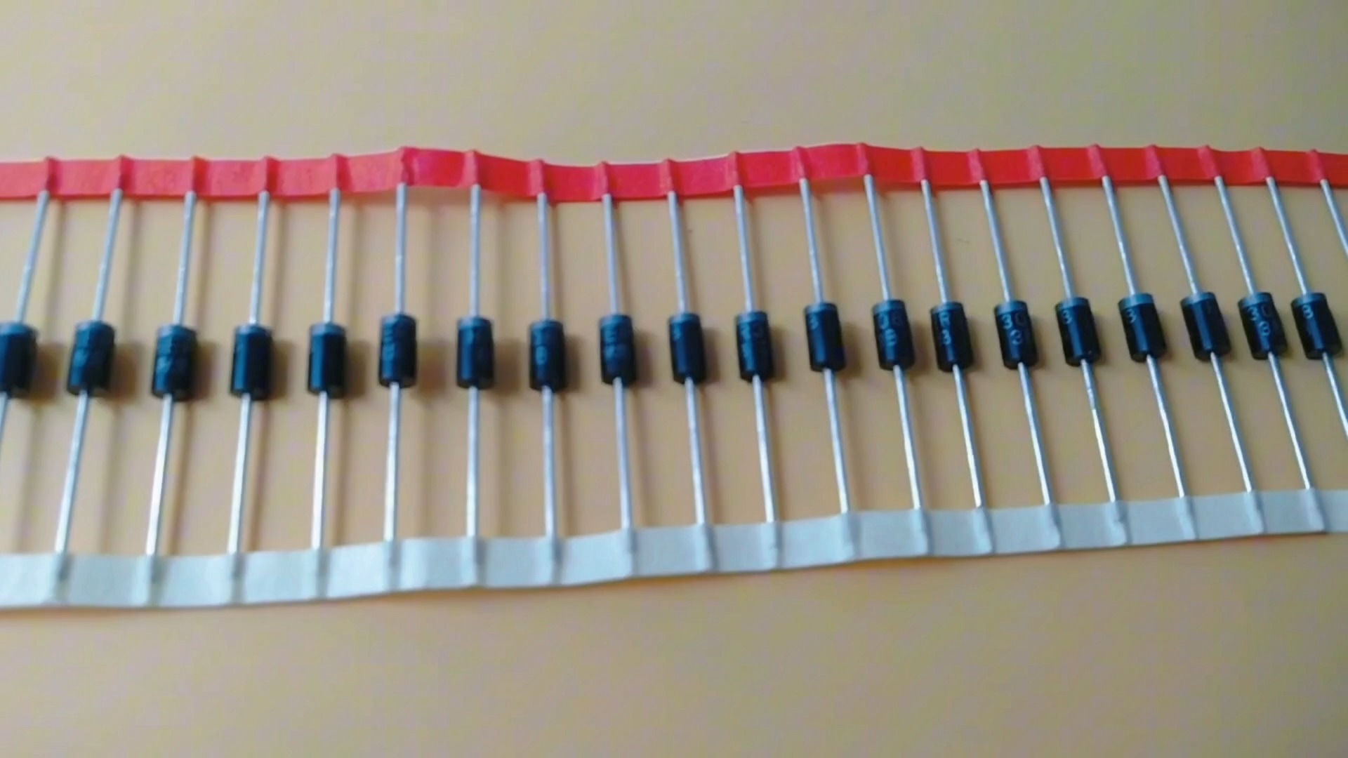 型号HER308 封装DO201AD 品牌HB #二极管 应用于在电源管理、...