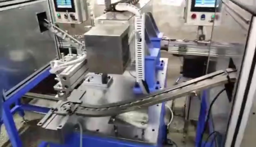 自动化设备,汽车门锁扣自动化生产线!