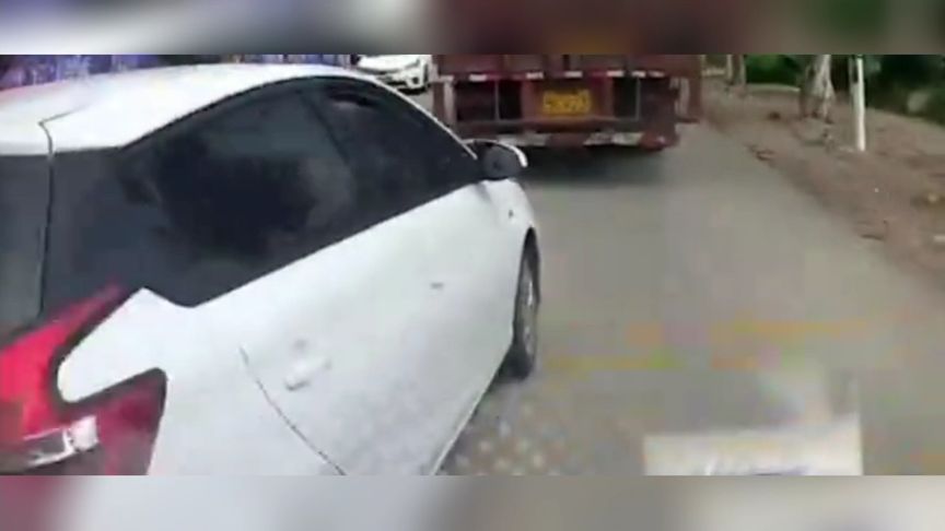 机动车驾驶人应当遵守道路交通安全法律、法规的规定!