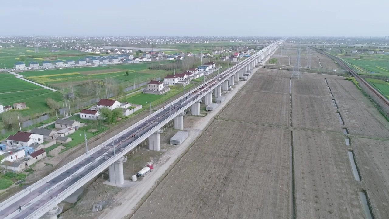 ...无砟轨道施工全面启动,迅速掀起大干热潮,力争6月前全部完成,为铺轨...