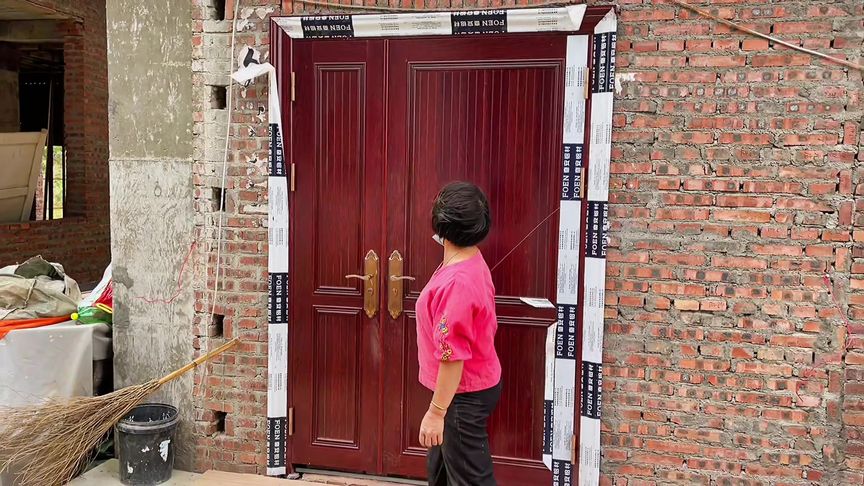 小伙去装子母门,客户原先的不锈钢门太差,这次换个铝合金木纹的