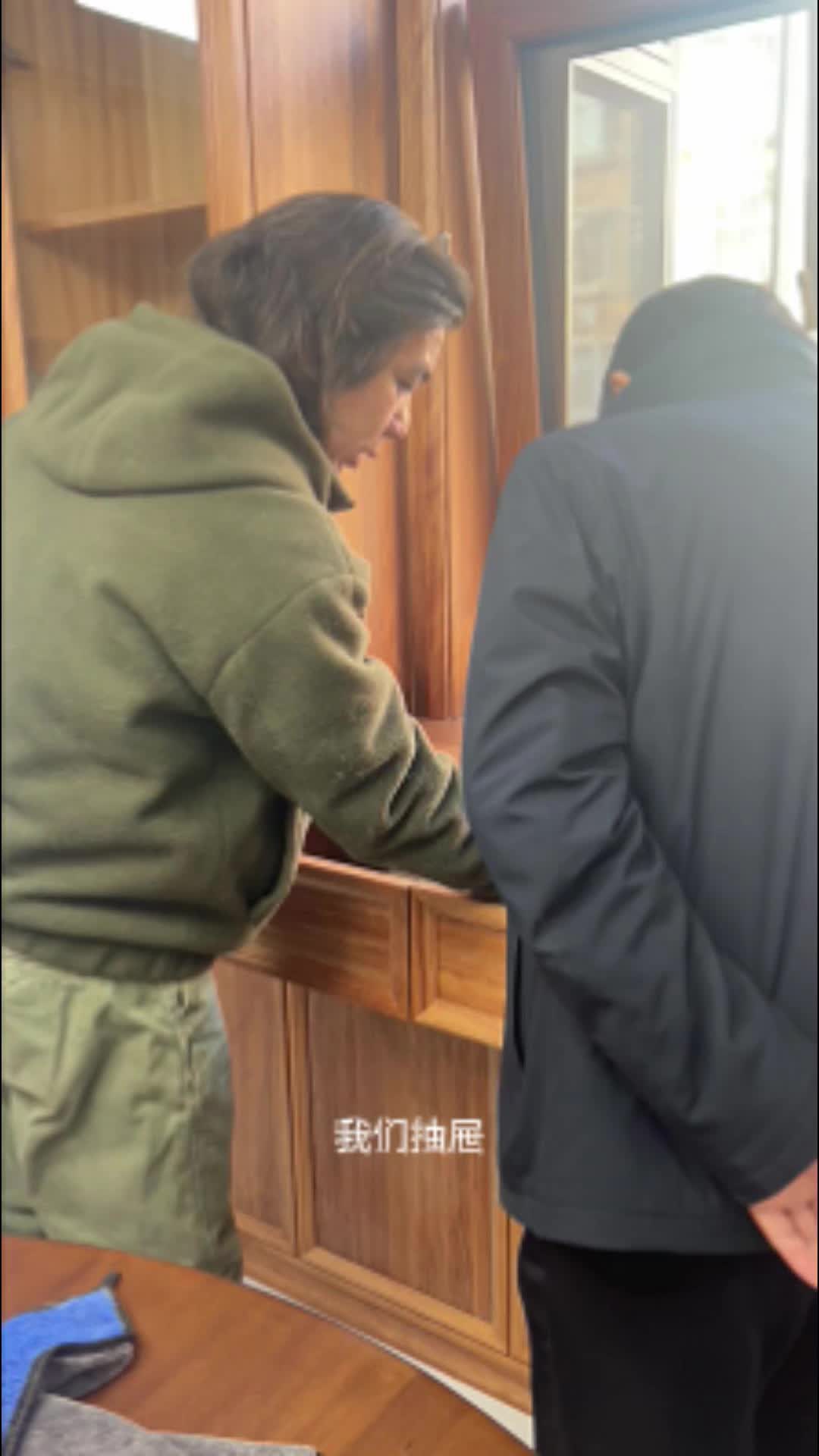 青年老吴原木定制家具厂 带客户到落地客户家参观