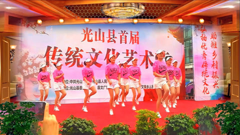 鬼步舞表演《厉害了我的国》美女青春靓丽,舞步时尚潮流,好美