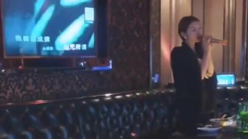 头一次跟老板来KTV唱歌,她开口的那一刻,我有目标了!