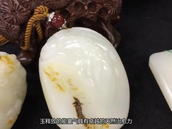 很多人的疑惑,到底佩戴和田玉和翡翠那个更好呢,看过你就不纠结了