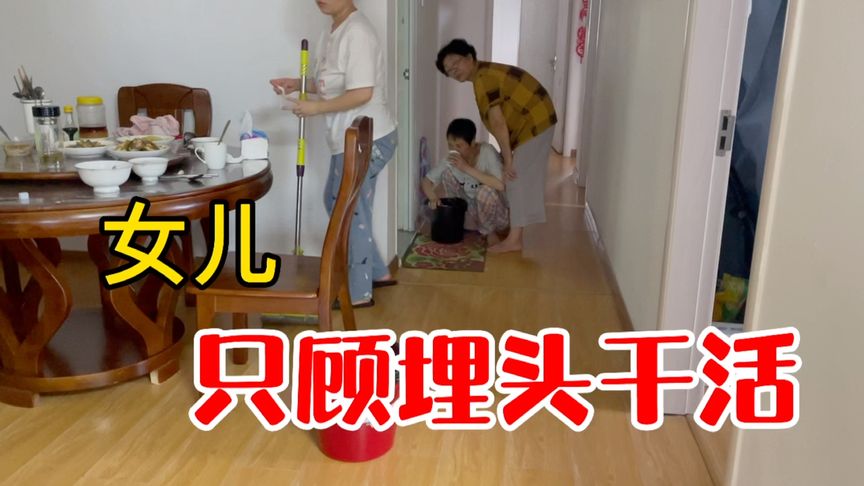 患癌妈妈痛苦呕吐,女儿却只顾埋头干活,最后感动网友