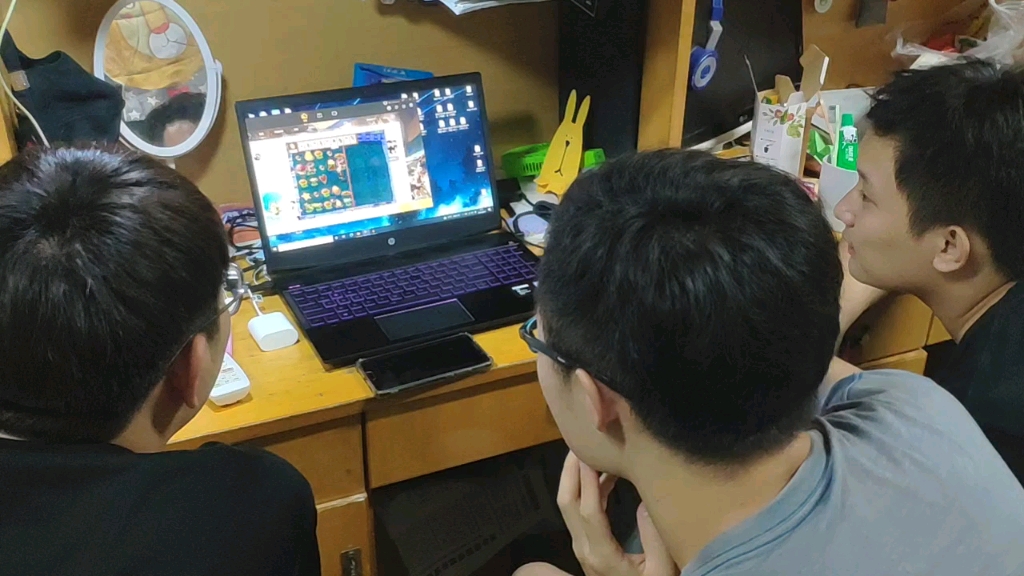 某高校大三学生半夜的小组讨论