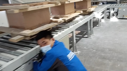 无动力震动滚筒翻转输送机