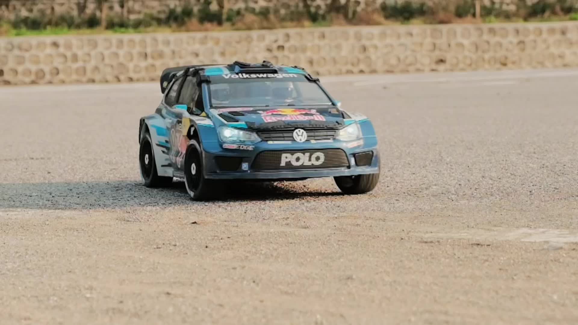 美嘉欣7304 大众Polo红牛RC大拉力赛车 带娃是不可能的,直接起飞!1/7...