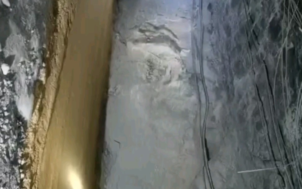 ...就地取材泥土拌拾生物浆料筑路,无侧限抗压强度达60兆帕超重载压不...