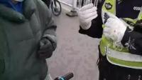 外籍人士没戴头盔骑电动车,交警英语交流,听不懂,改用俄语妥了!#江苏...