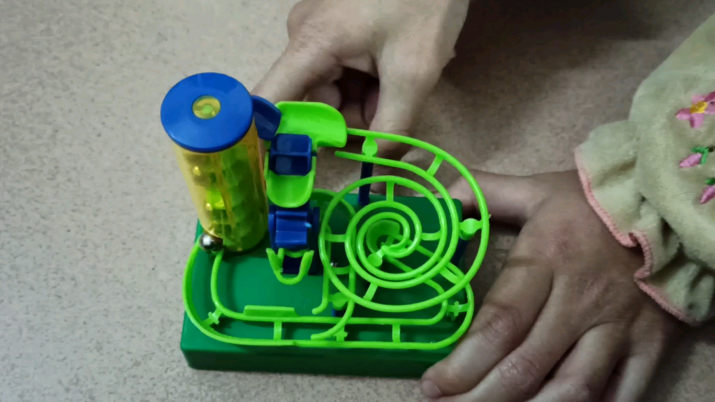 这个滚珠游戏尺寸刚好,也好玩,解解压。