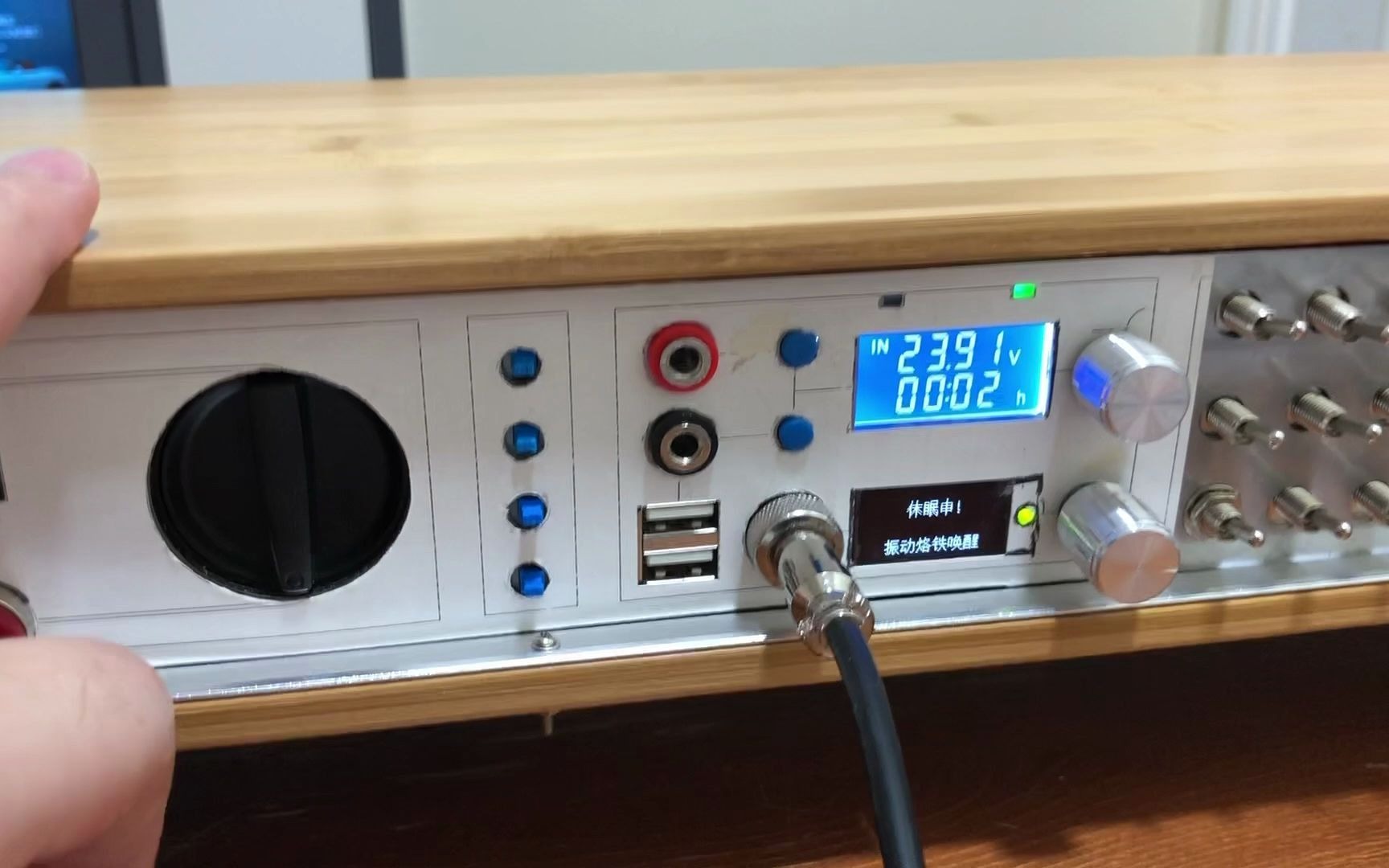多功能桌面控制台,集成烙铁、万用表、可调电源,DIY同学的福音。
