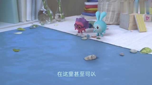 瑞奇宝宝:宝宝们看到池塘,纷纷去找玩具,想在水边玩水