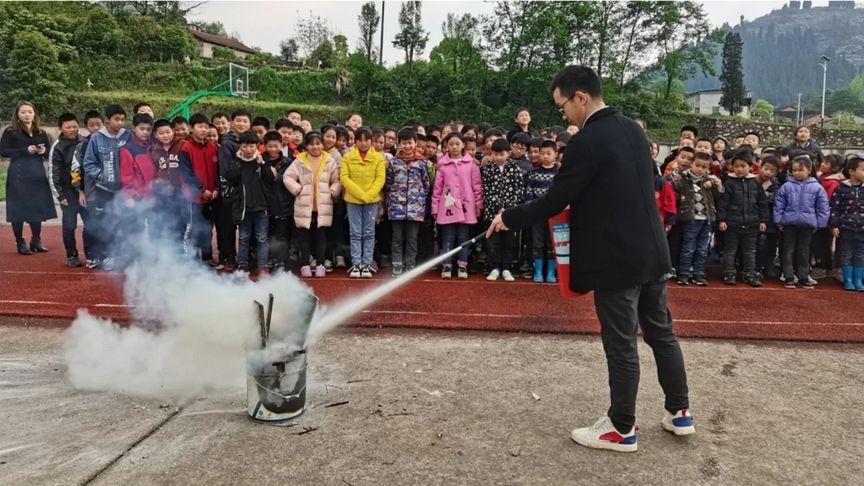 农村小学消防演练,教学生如何正确使用灭火器