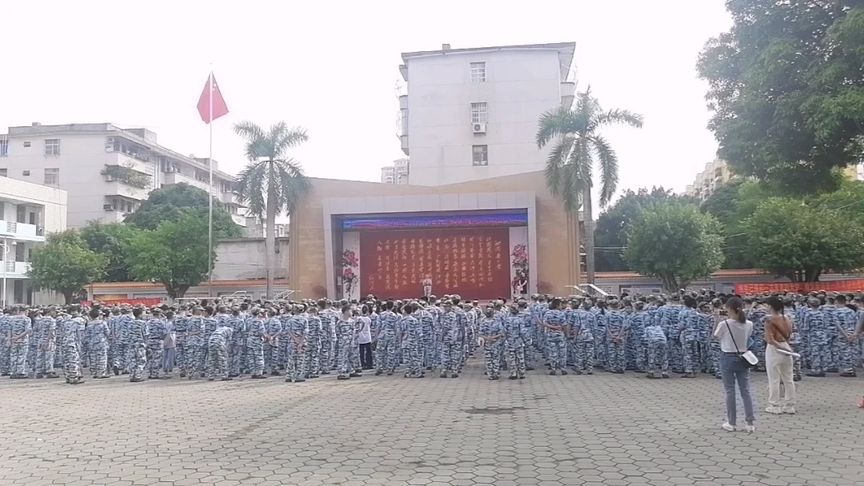 上思县实验中学初中新生军训动员大会,学生代表讲话、教官表演。