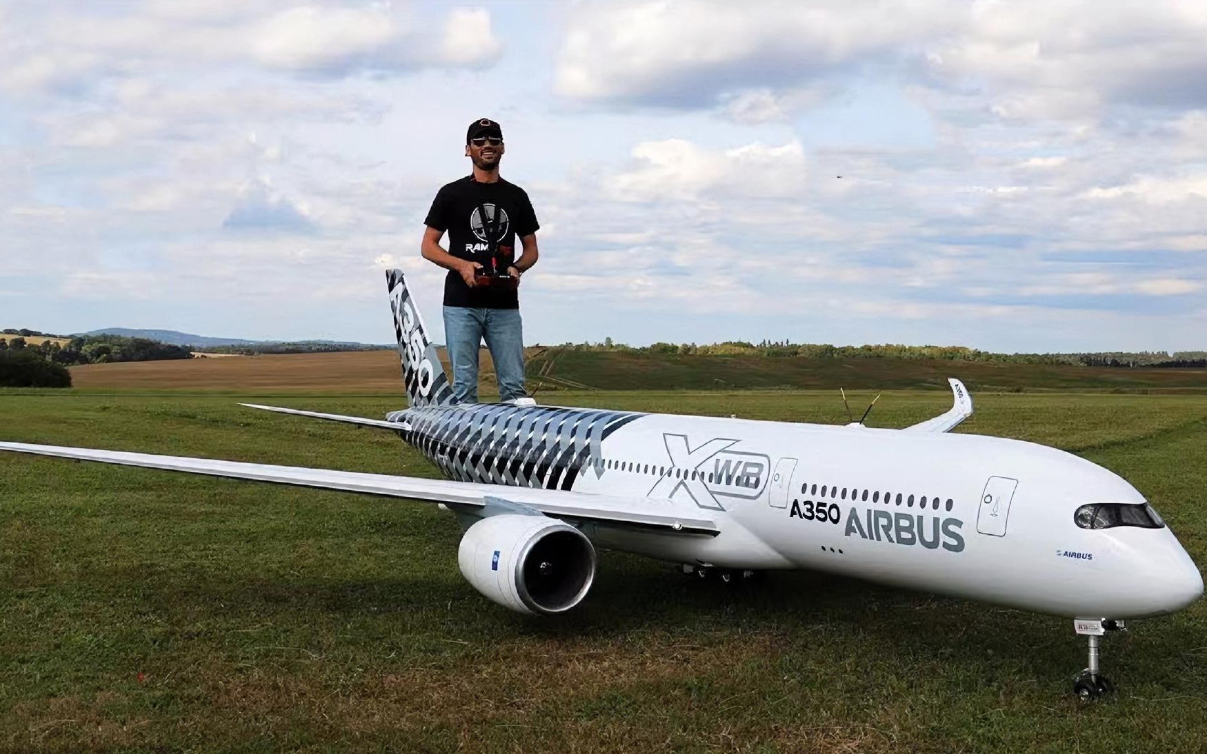 用碳纤维打造顶级航模,全身一比一完美复刻,升空那刻太震撼了!