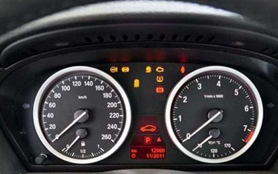 汽车上这8个指示灯亮了,千万要当心!