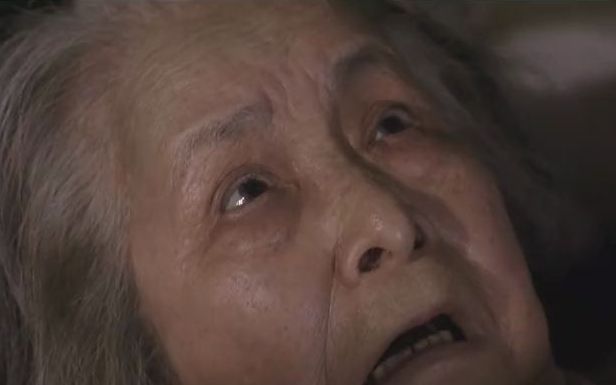 《咒怨1》全集无删减版:藤野老婆变的异常!身后黑影跑过去