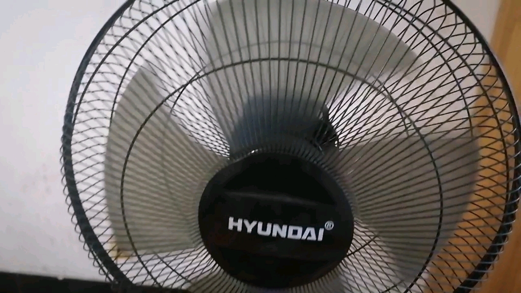 带遥控落地扇不转了?大家跟着我的镜头检查,很快就能修好!看完你也会...