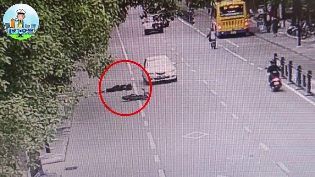 ...#覆车之戒# 近日,在舟山定海东河中路,一辆由南往北行驶的电动车,在...