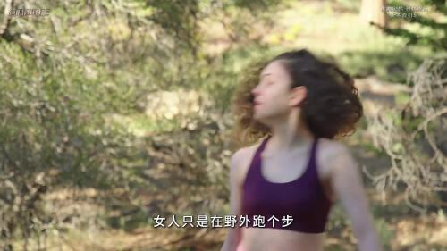 白色的床单怪在女人跑步的路上出现了