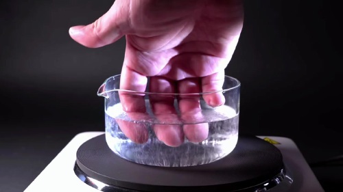 电脑泡水竟然没事,真相让人目瞪口呆!