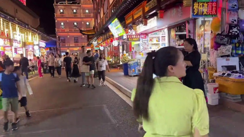 上海商城;很多年没来逛逛;还是一样的热闹