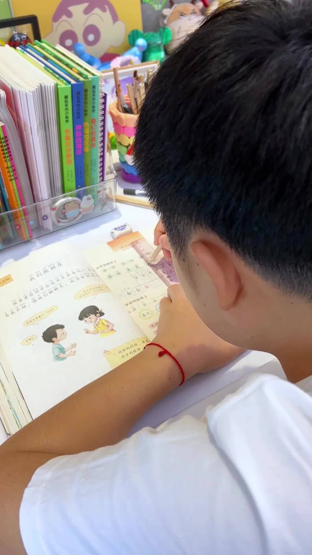 给孩子买的预习生字卡到了,正面生字词背面北面生字笔顺,课本整洁...