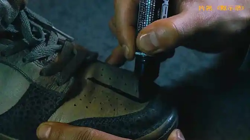 男人在所有同伴的鞋上都画一条直线
