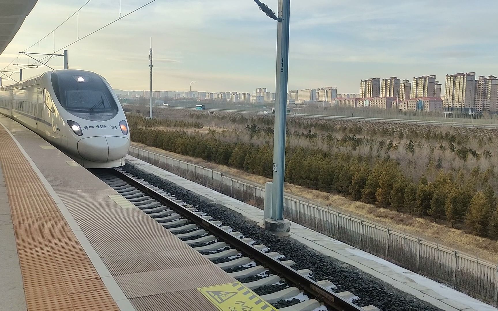 CRH5A-5044+5005担当D1018次重连列车驶入乌兰察布站