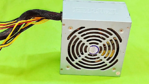 电脑开机后,主板和硬盘都没有电怎么办?教你用一根电线查出故障