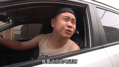 美女打车不给钱,没想却把手机丢在车上,看机智司机怎么收拾她