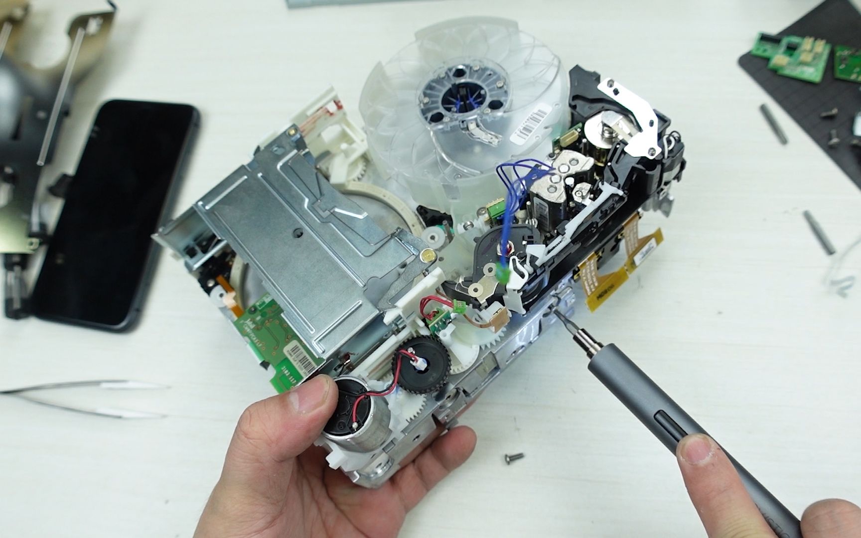 拆解个磁带存储设备,这个东西简直就是机械与电子结合的艺术品