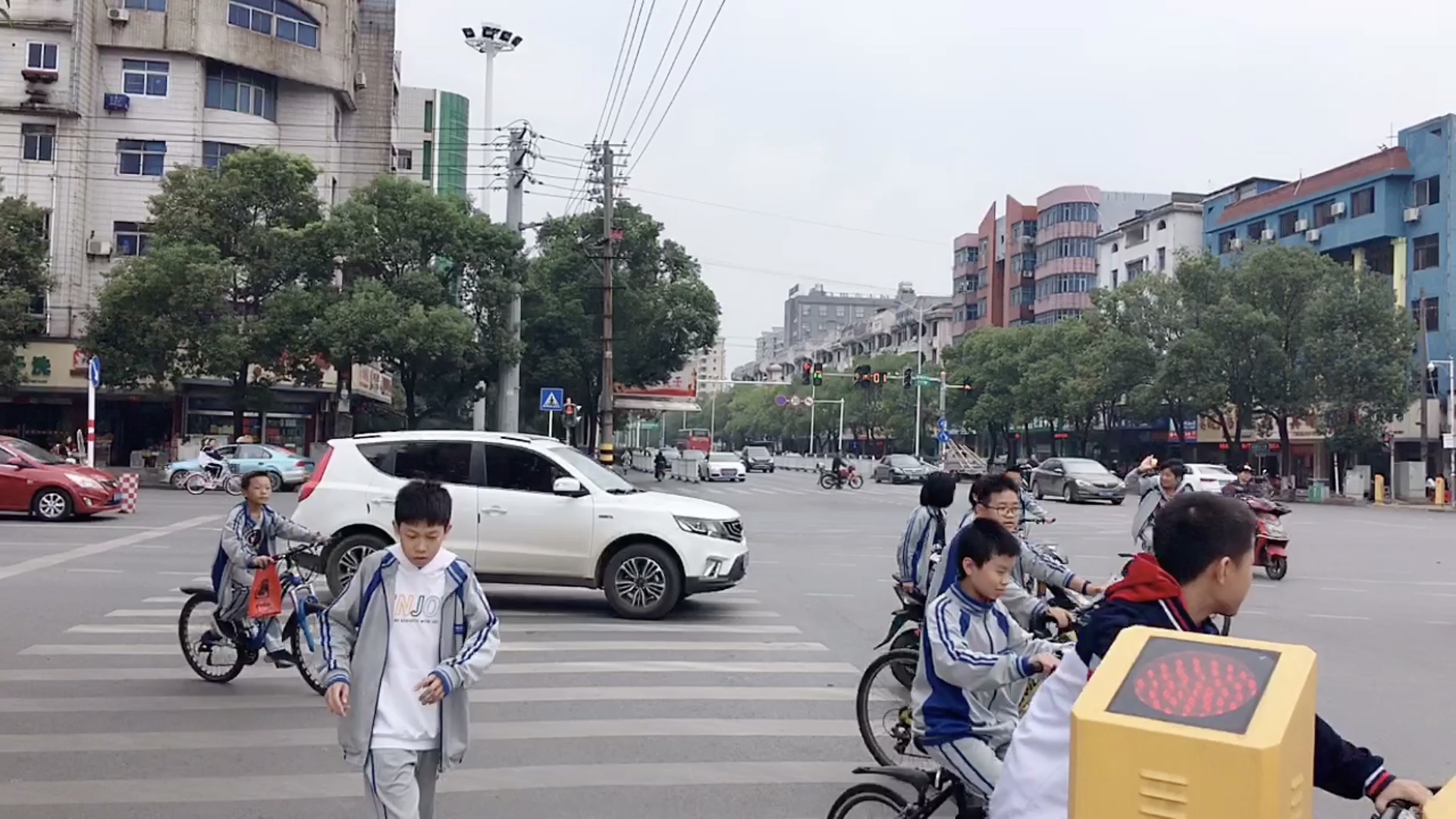 江西省樟树市新华书店,药都南大道的福城公园,不同校服的学生,杏佛路...