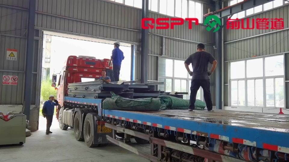 前山管道,大庆项目发货了,一个管道组对焊接工作站和一个管道切断...