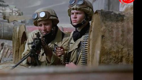 红十字女兵战场呐喊:这面旗帜能否成为我们的救命盾牌?