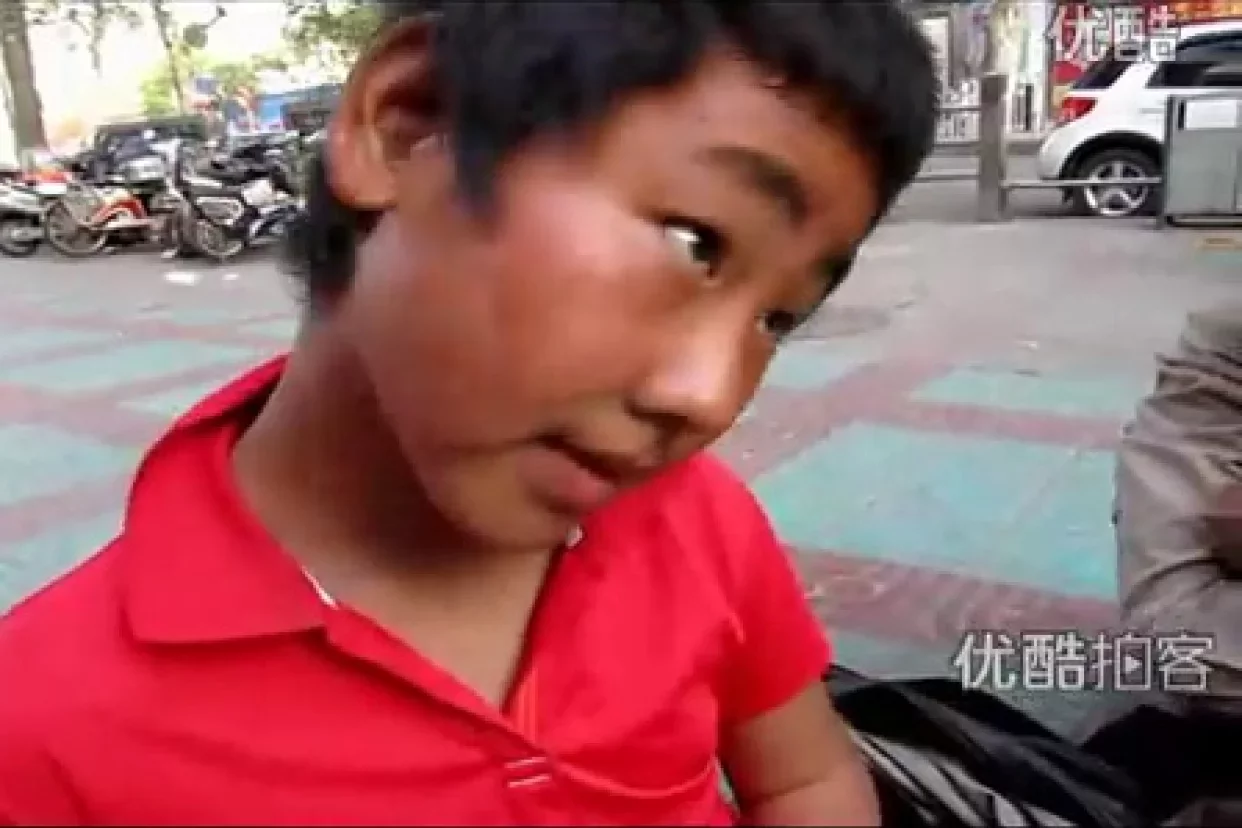 【拍客】实拍残疾儿童街头行乞令人心酸疑似被拐