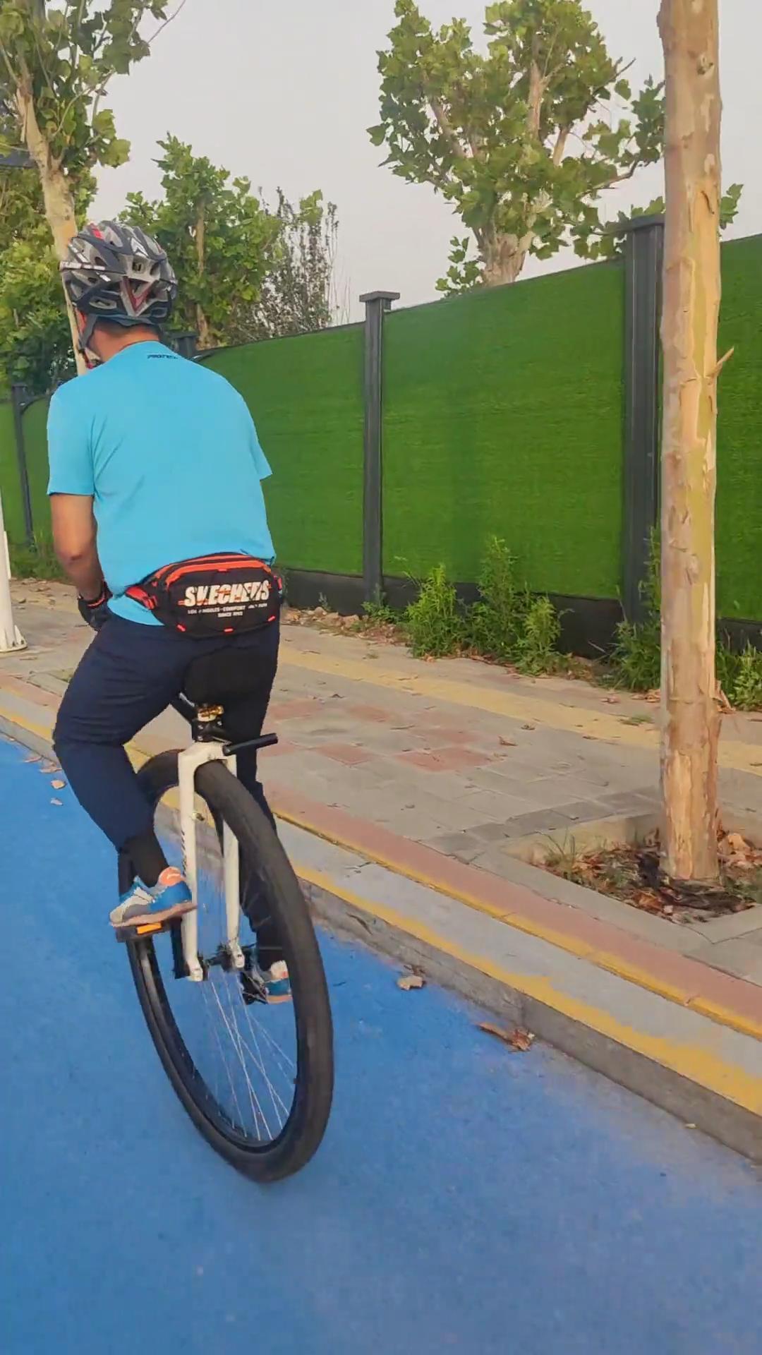 大哥骑单轮自行车上街,回头率拉满